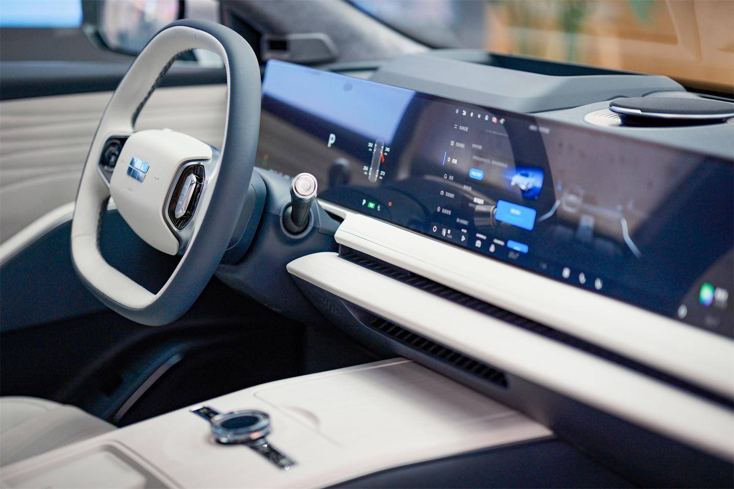 17.58 万元起售吉利银河E8｜45英寸8K大联屏震撼_搜狐汽车_搜狐网