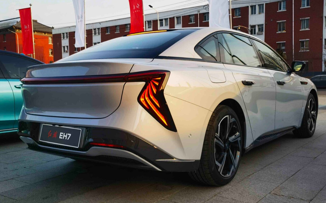 红旗EH7现身街头，大过汉EV配619马力，续航820km+换电_搜狐汽车_搜狐网