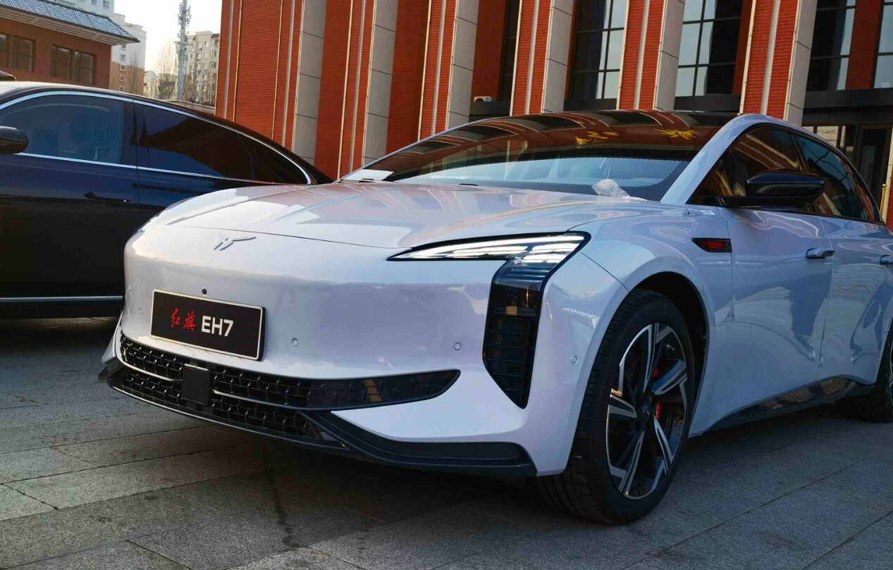 红旗EH7现身街头，大过汉EV配619马力，续航820km+换电_搜狐汽车_搜狐网