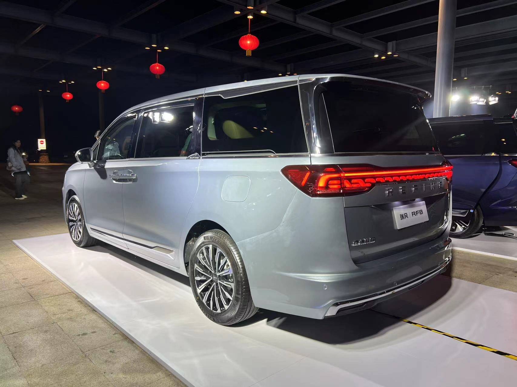 首搭鸿蒙座舱的 MPV！瑞风RF8智聆版16.99万元起售，多脸双动力_搜狐汽车_搜狐网