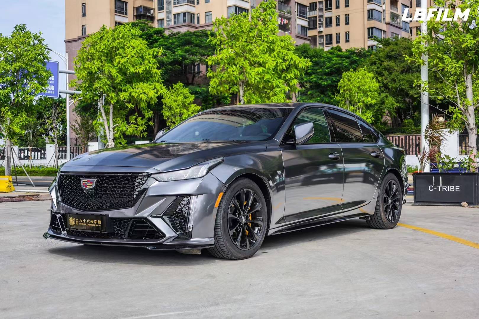 凯迪拉克CT5-LB改色膜超亮金属钨钢，颜色介于黑和灰之间_搜狐汽车_搜狐网