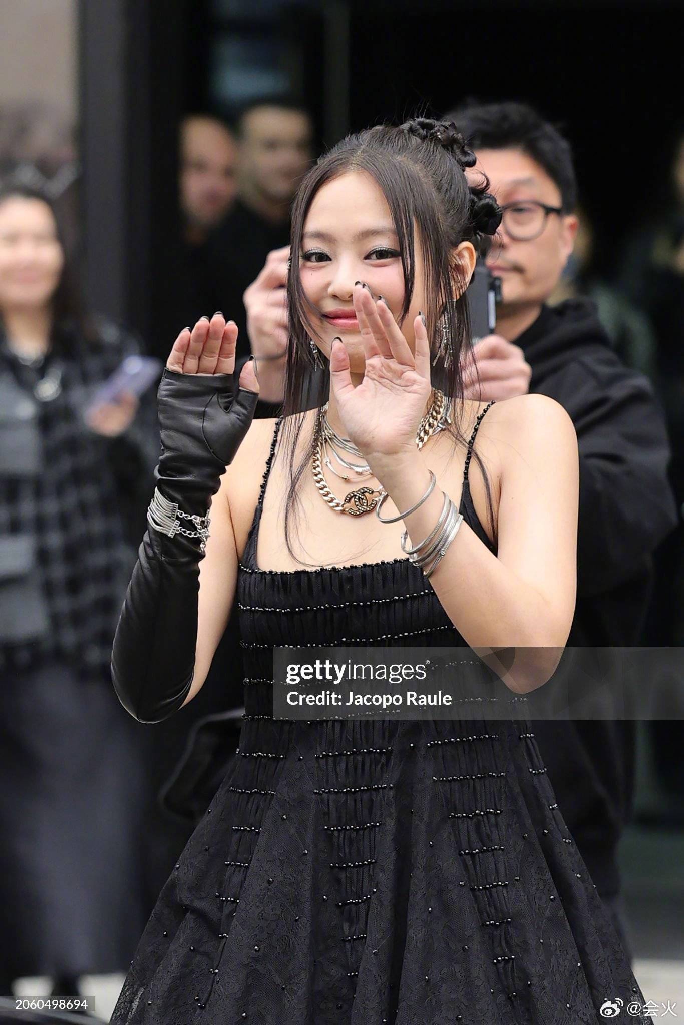 JENNIE穿小黑裙时髦摩登 自信秀身材有法式风情-搜狐大视野-搜狐新闻