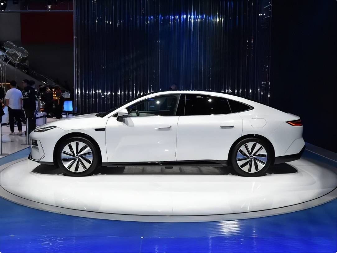 这叫油车怎么活？银河E8性能版5分钟充180KM，又快又省！_搜狐汽车_搜狐网