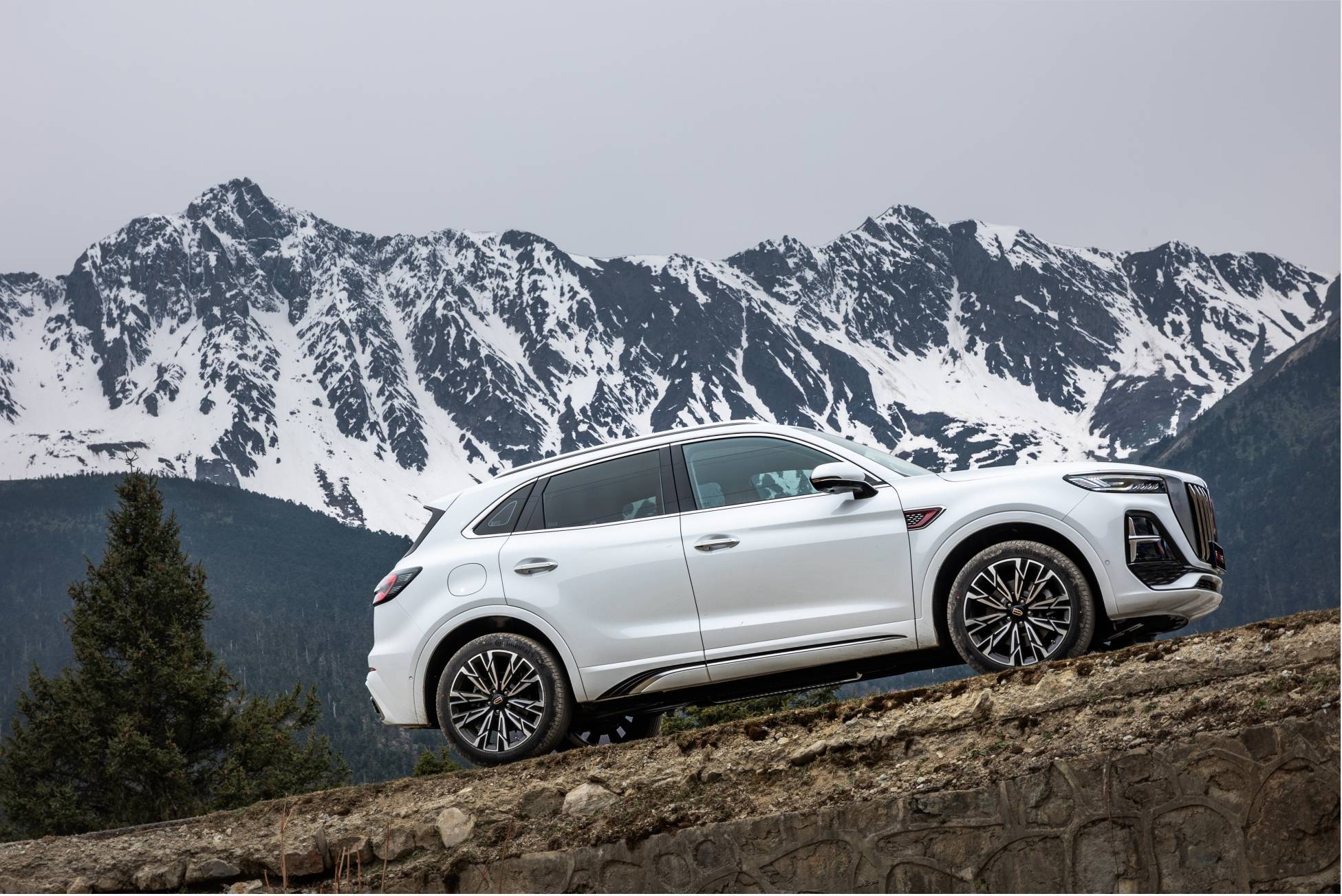 强者当红，旗迹与共！新红旗HS5 50万辆纪念版限量登场_搜狐汽车_搜狐网