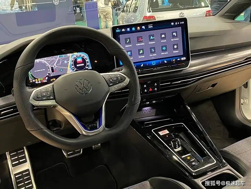 新大众高尔夫登场，发光车标极具辨识度，贯通日行灯+“战斧”轮毂_搜狐汽车_搜狐网