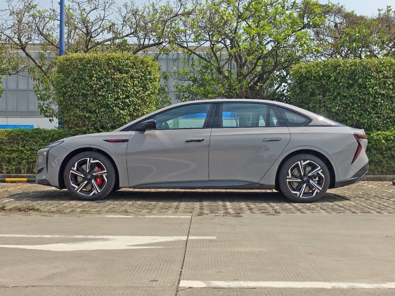 22.98万元起， 续航最长可达820km，红旗EH7正式上市_搜狐汽车_搜狐网