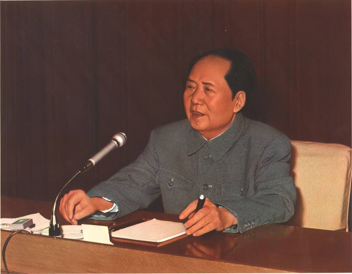 1967年至1969年的毛主席，在天安门城楼上极目远眺，尽显伟人风采 - 清幽闲适