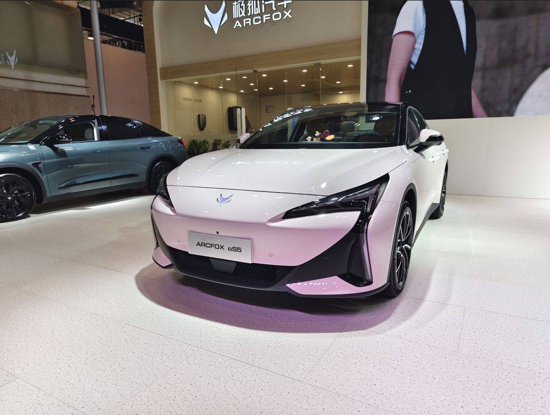 标配800V平台，限时预售价17.48万起，极狐阿尔法S5亮相青岛车展_搜狐汽车_搜狐网