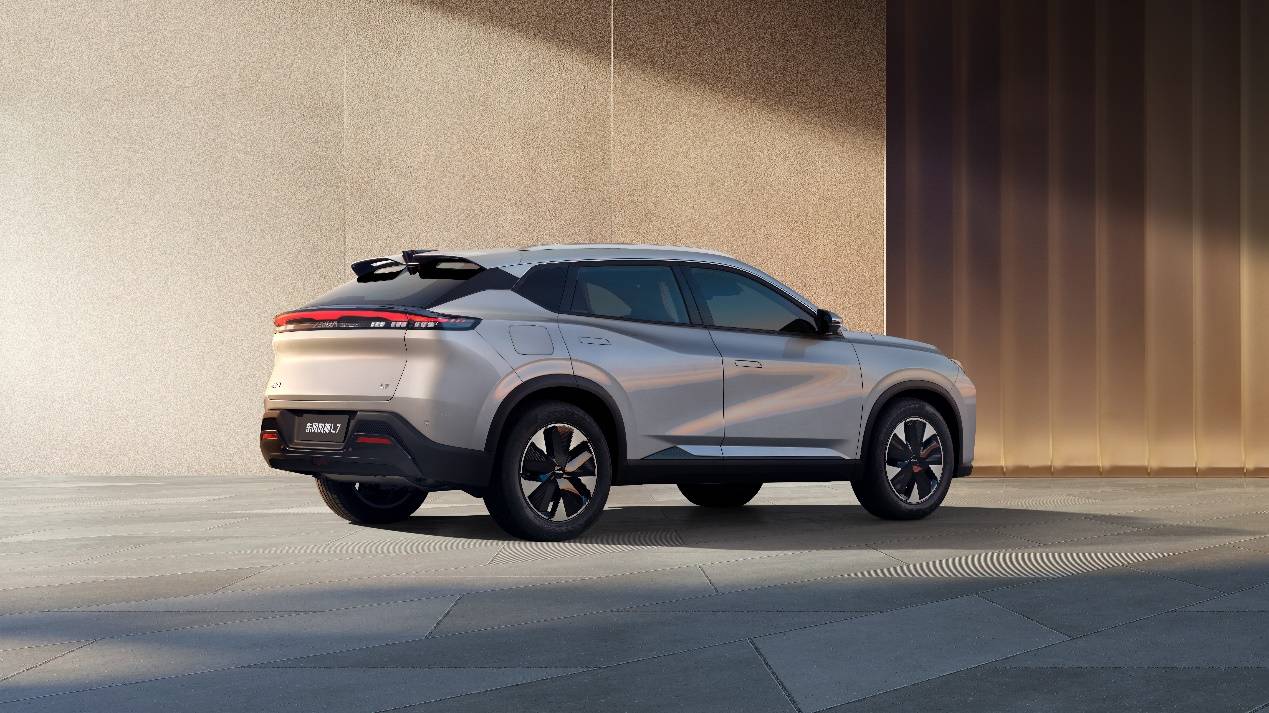 东风风神L7正式上市同步推限时抢先价 205km纯电续航车型12.99万元起_搜狐汽车_搜狐网