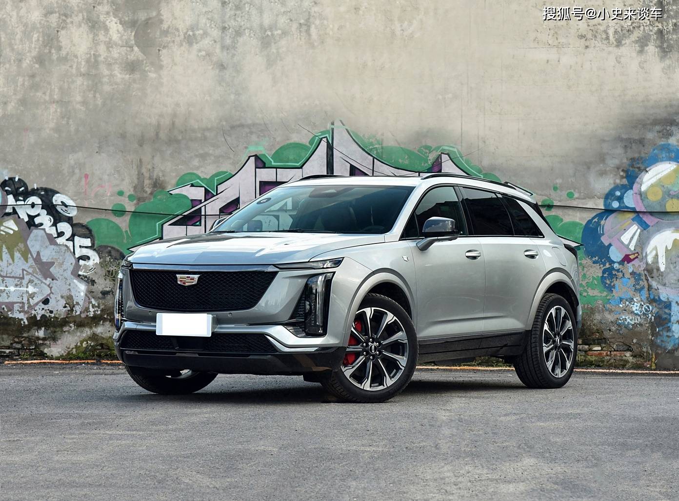 全新凯迪拉克XT5亮相成都车展，换装33英寸9K曲面屏 ，车长近4米9_搜狐汽车_搜狐网