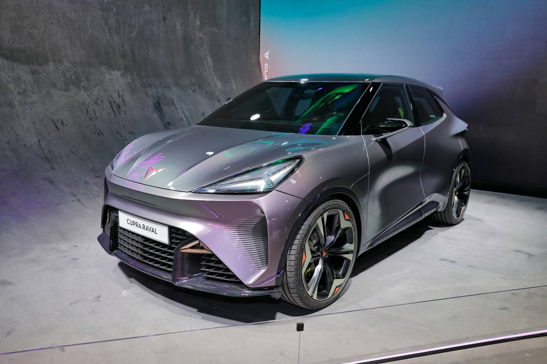 这外观真帅！Cupra Raval电动掀背车亮相，最大续航450公里_搜狐汽车_搜狐网