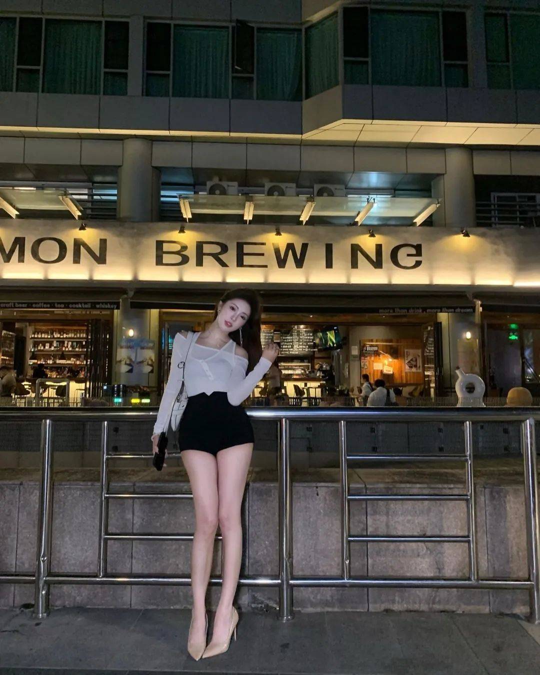 韩国极品女神！165cm、46kg，大长腿又白又嫩，真的无敌了_真丝_微微_睡衣