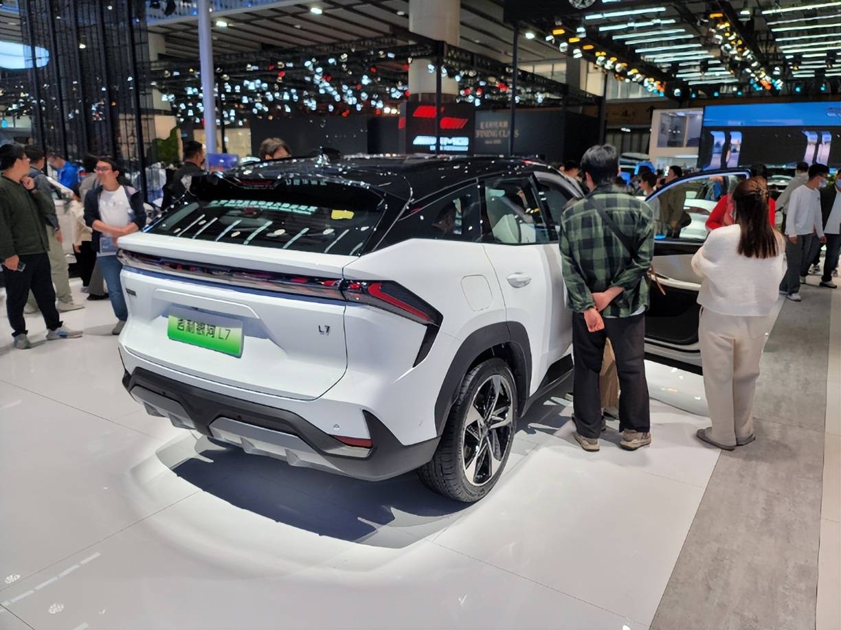 吉利银河E8：颜值与性能的完美逆袭，年轻消费者的梦想座驾_搜狐汽车_搜狐网