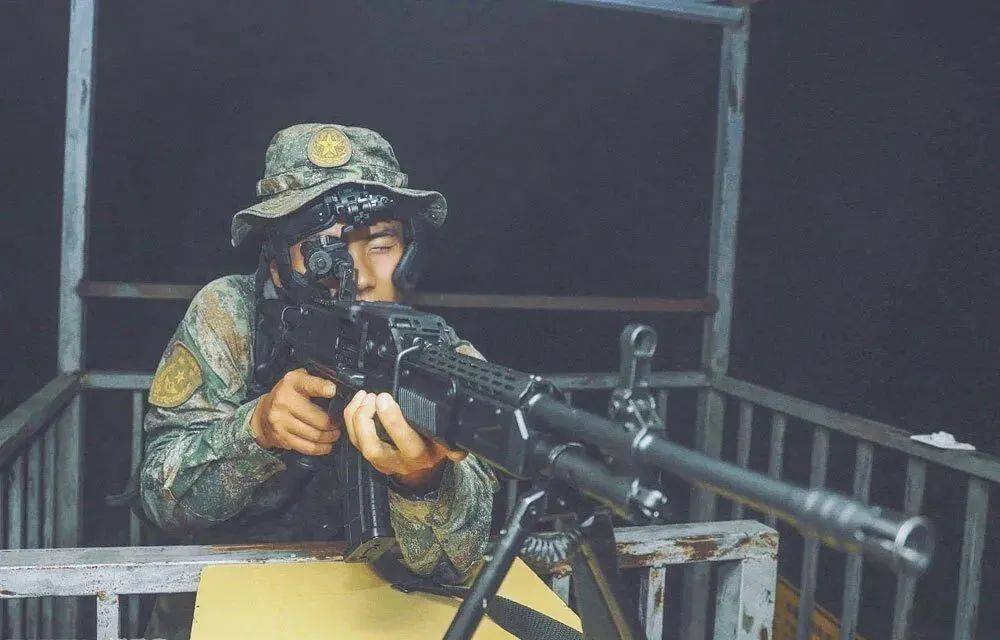 海外谈中国：QJB-201轻机枪采用双路供弹 大幅提升步兵班作战能力_通用机枪_的设计_火力