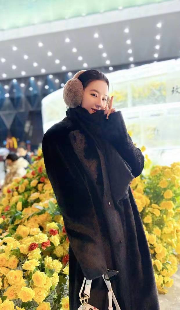 刘亦菲打卡黄玫瑰，穿貂皮大衣戴超大钻戒真贵气，妈妈是哈尔滨人_羽绒服_显得_缘分
