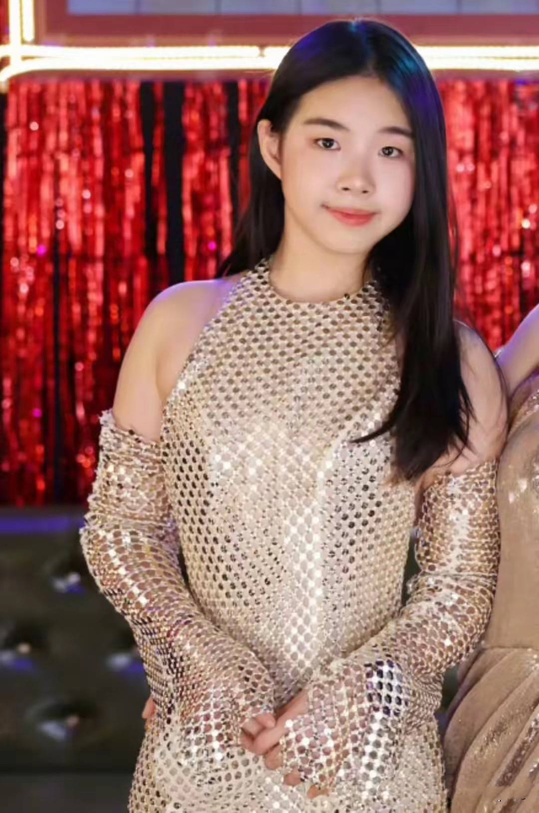 47岁黄奕带女儿混网红圈？11岁黄芊玲与冯提莫合影，镂空裙太成熟 -6parkbbs.com