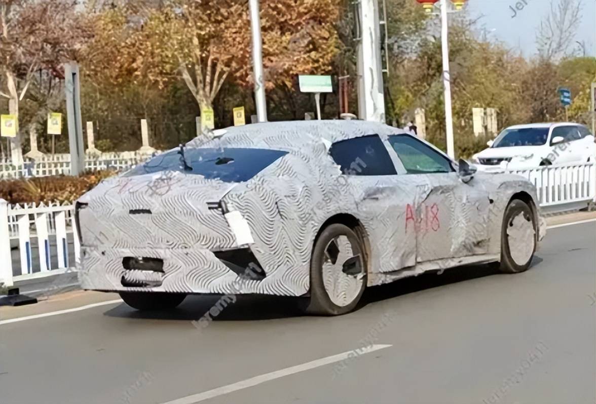 小鹏新车E29曝光：或为P7改款，取消激光雷达，方向盘神似小米SU7_搜狐汽车_搜狐网