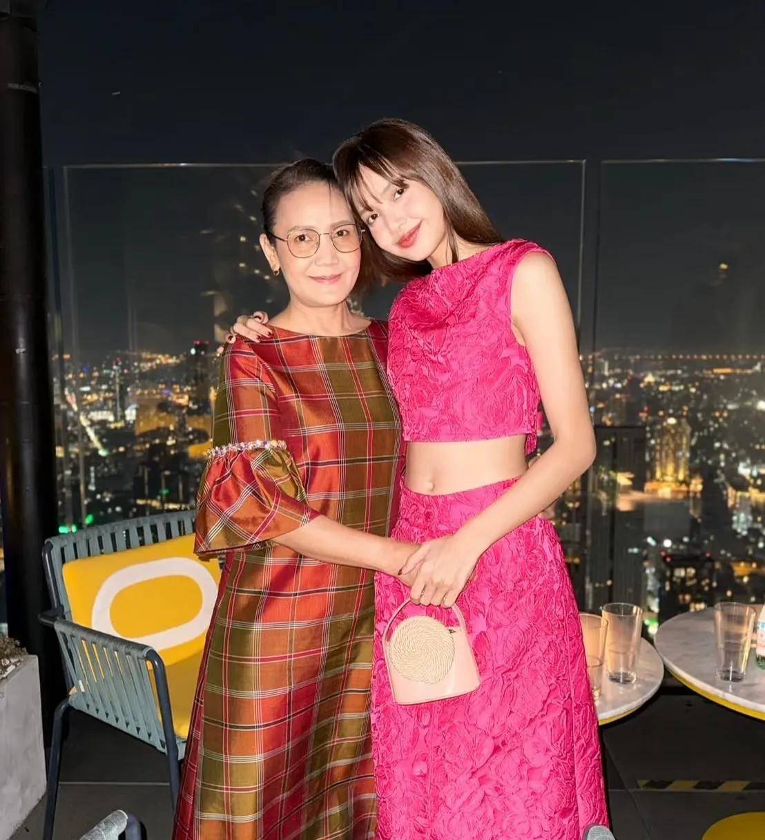 Lisa带妈妈跟LV三公子吃饭，不忘为未来嫂子带货，努力融入男友家_Guyot_品牌_工作