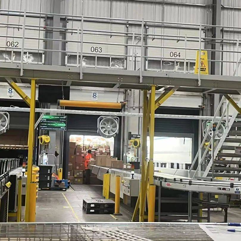 多图！乐丰联运受邀参观亚马逊BHX4仓：探索FBA仓内部高效运转的自动化设备！_仓库_物流_欧洲