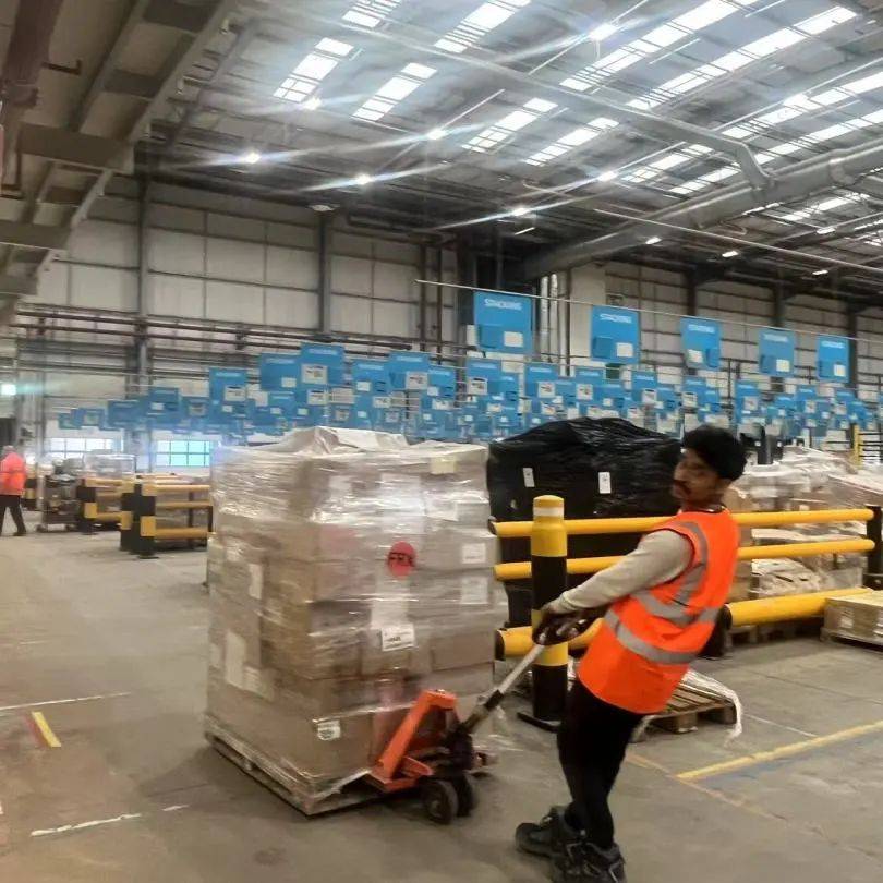 多图！乐丰联运受邀参观亚马逊BHX4仓：探索FBA仓内部高效运转的自动化设备！_仓库_物流_欧洲