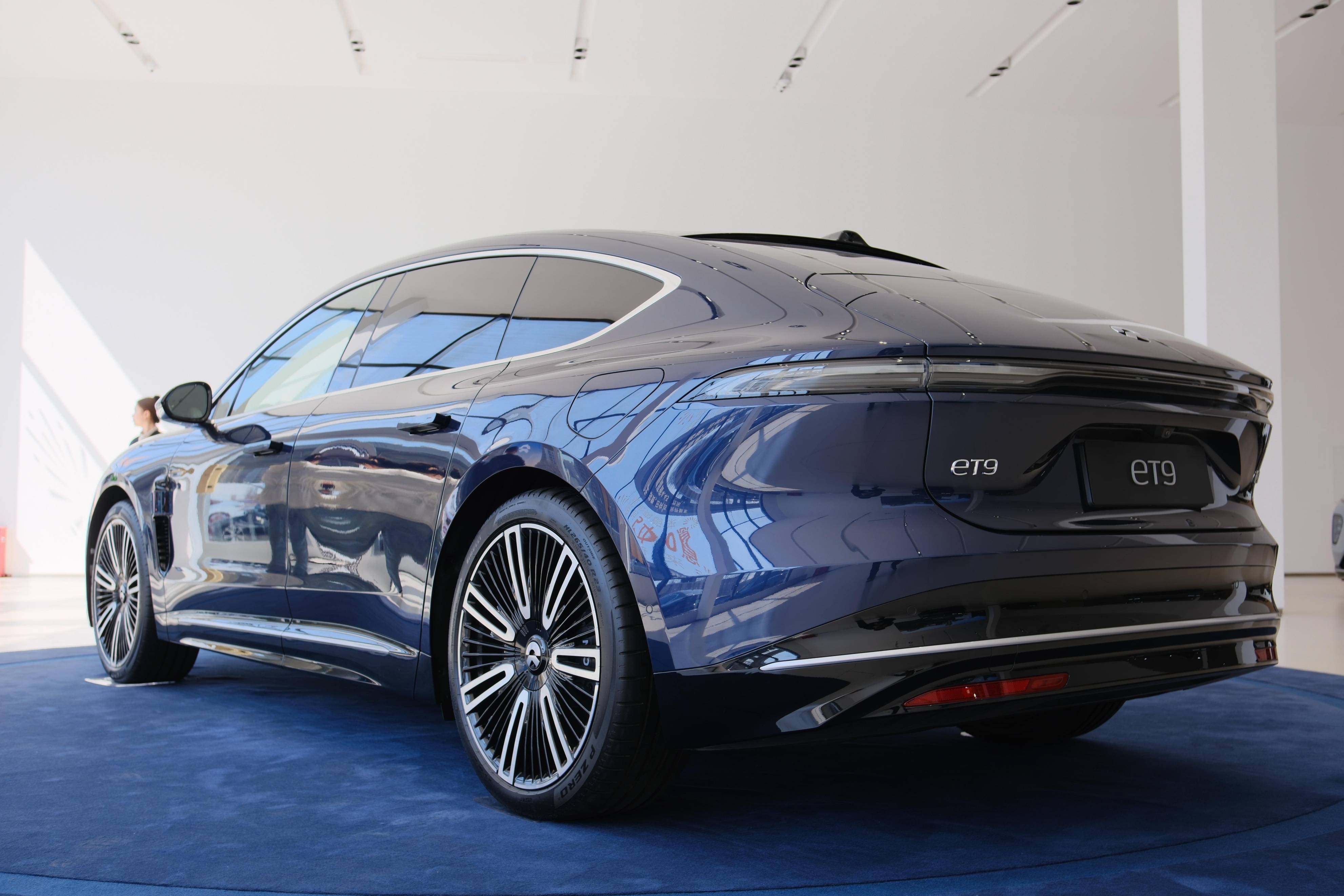 蔚来十年科技创新的“集大成者”，体验智能电动行政旗舰轿车ET9_搜狐汽车_搜狐网