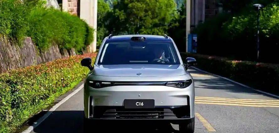 零跑C16：800V快充+6座布局，这台家用SUV凭啥成“半价版”理想L8_搜狐汽车_搜狐网