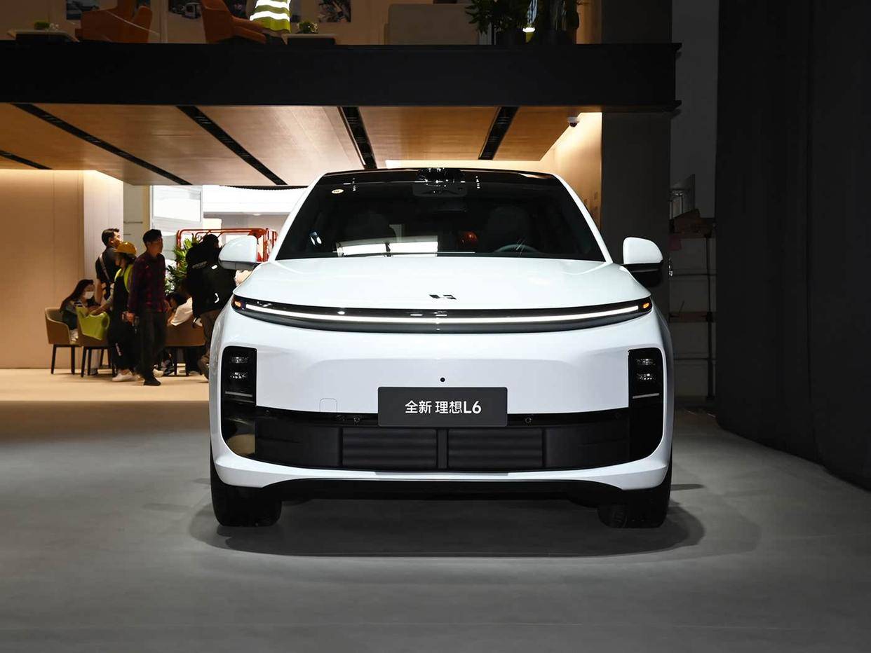 2025年大5座奶爸车颠覆者理想L6，24.98万起售即登顶销冠，融合SUV通过性与MPV舒适性，四驱+五连杆悬架兼顾操控与家用_搜狐汽车_搜狐网