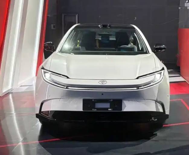 丰田 bZ5 开启预售，中型纯电 SUV 焕新登场引关注_搜狐汽车_搜狐网