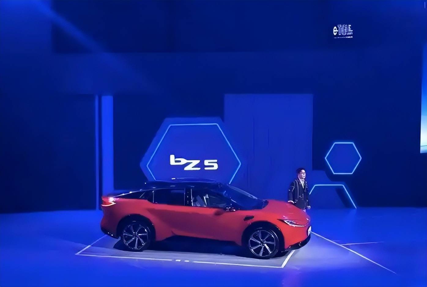 一汽丰田bZ5开启预售 入门版车型售价不超13万_搜狐汽车_搜狐网