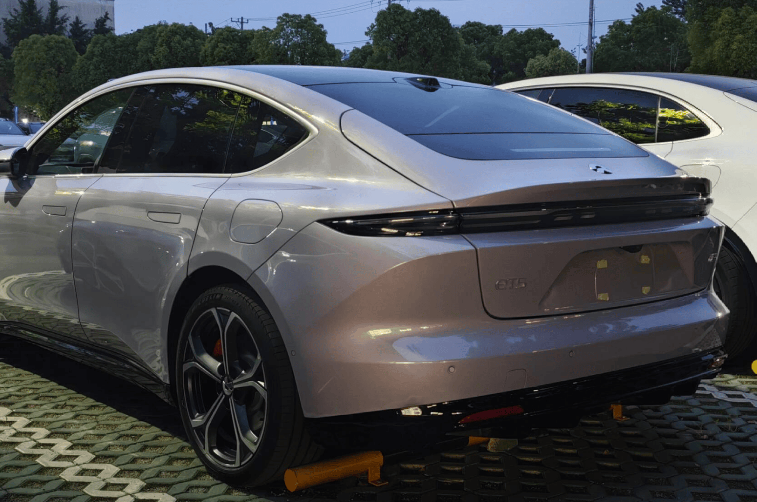 新款蔚来ET5/ET5T实车现身，换横屏+HUD，配怀挡+ADB大灯_搜狐汽车_搜狐网