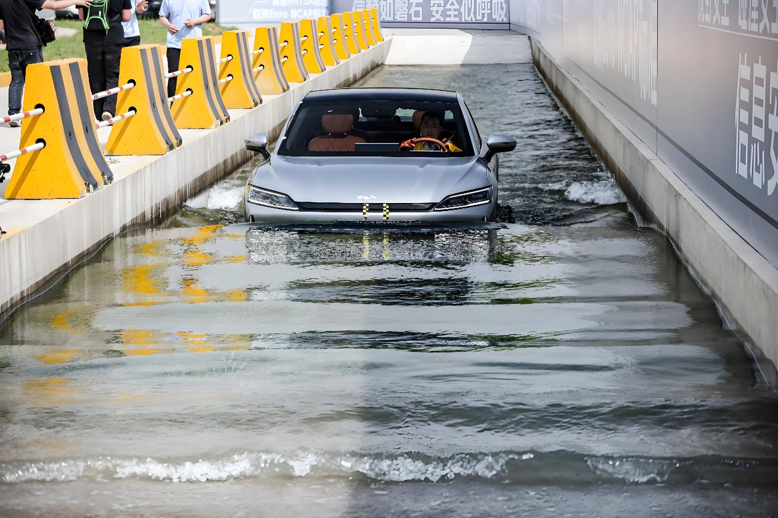 预计7月上市！奇瑞风云A9L亮相香港车展，532越级尺寸，定位C级_搜狐汽车_搜狐网