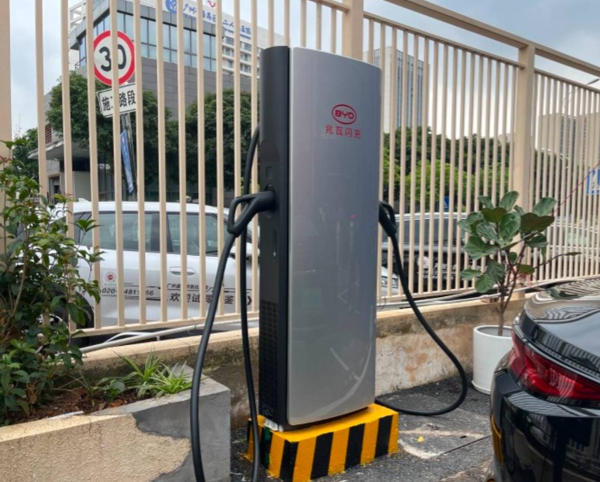 闪充5分钟，畅行400公里！比亚迪“兆瓦闪充”站已经正式运营_搜狐汽车_搜狐网