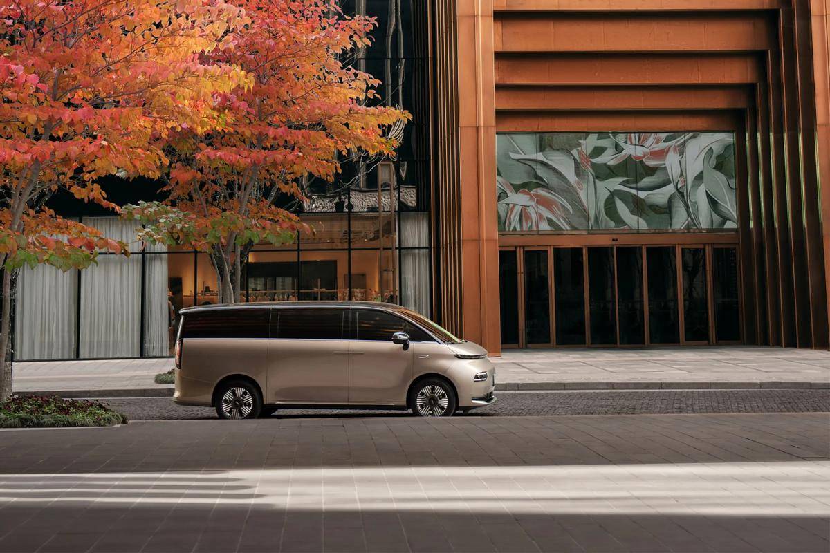 30 万预算 MPV 终极 PK！翼真 L380 四排黄花梨 vs 腾势 D9，老板们选谁？_搜狐汽车_搜狐网