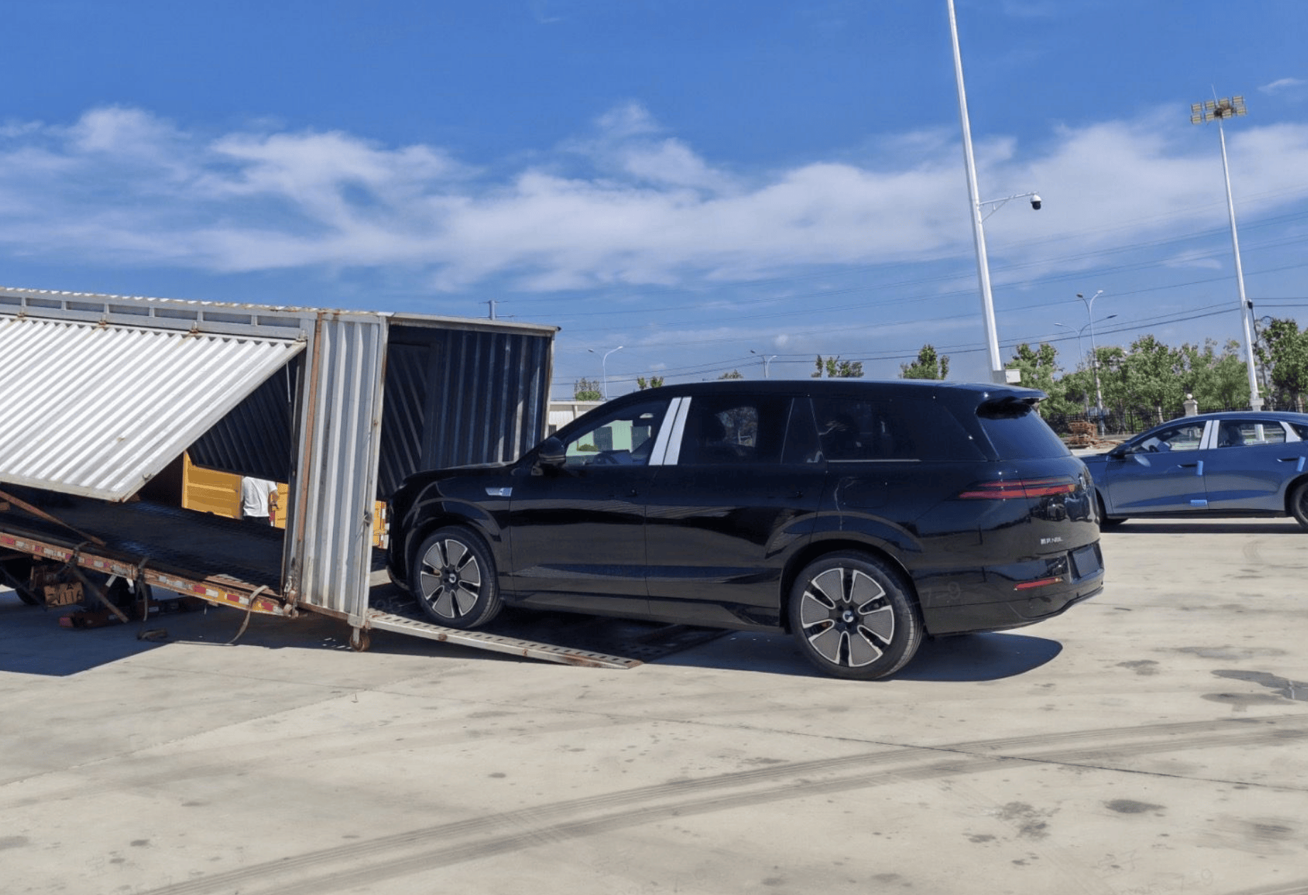 腾势N8L实车曝光，大过问界M8+天神之眼B，三电机925马力+云辇-A_搜狐汽车_搜狐网