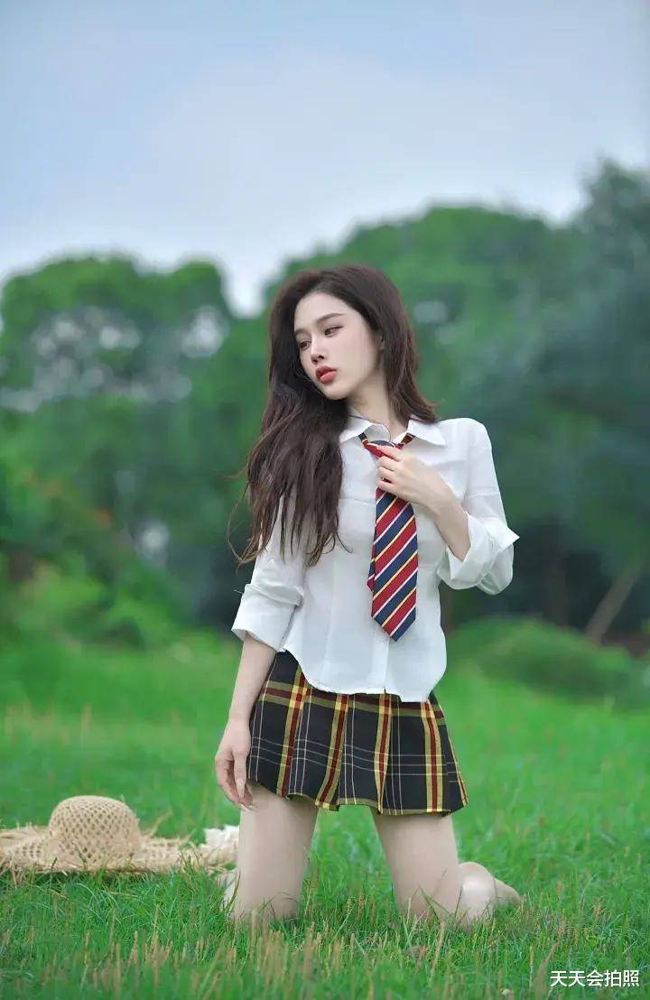 草地穿JK制服拍照，9个经典动作，清纯可人，瞬间美炸！ - 魅力时尚