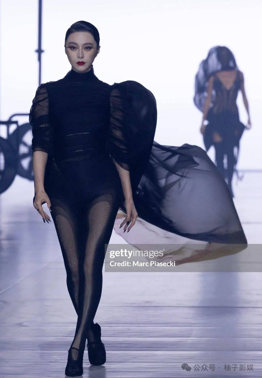 43岁范冰冰和黑人模特同台走秀，果然没有对比就没有伤害，全方位碾压！ - 娱乐八卦