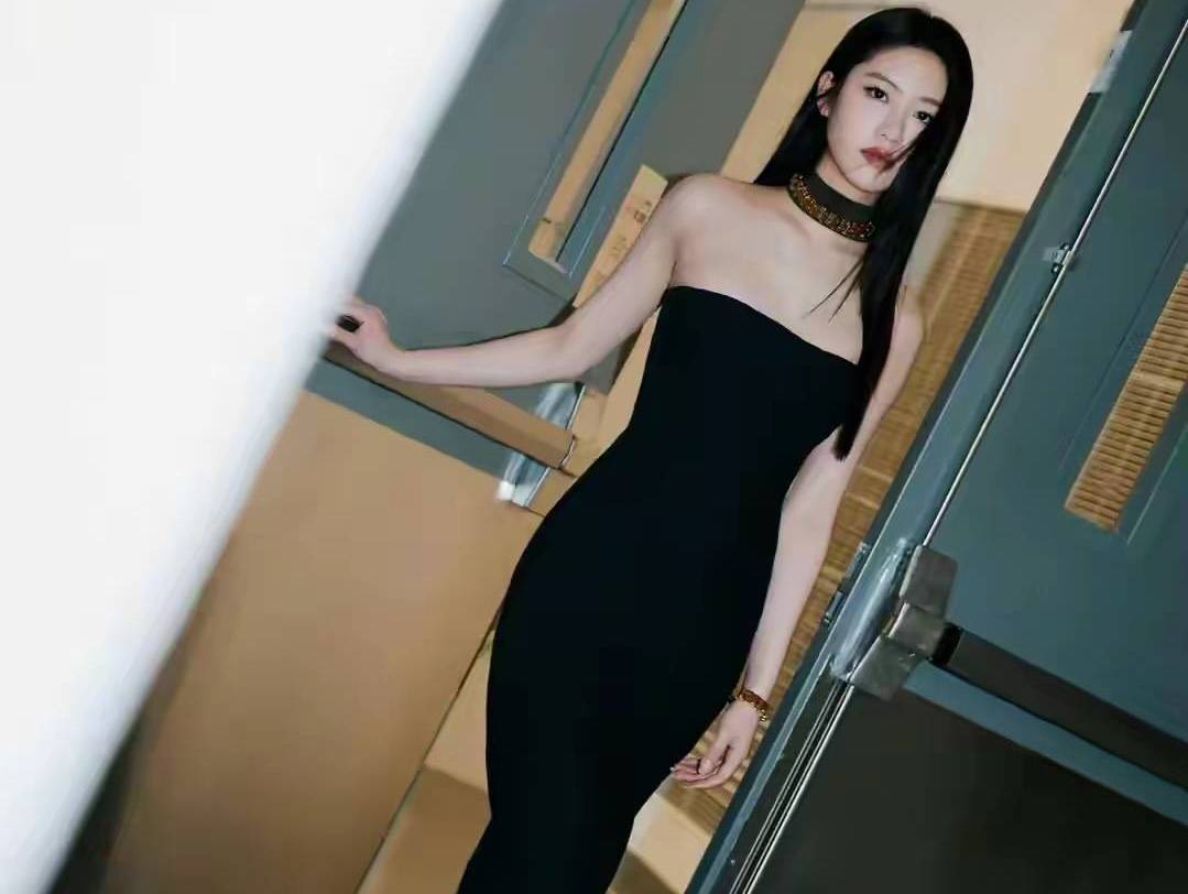 被向涵之身材比例吓到！168cm配45kg，这大长腿绝了_时尚_那大_作品