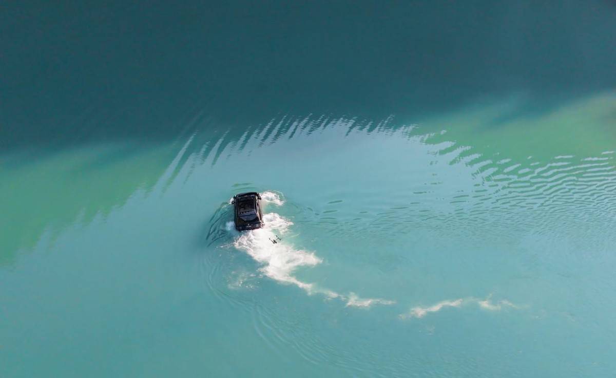 极限坠水实测封神！仰望U8L鼎世版重新定义豪华车的“安全感”_搜狐汽车_搜狐网