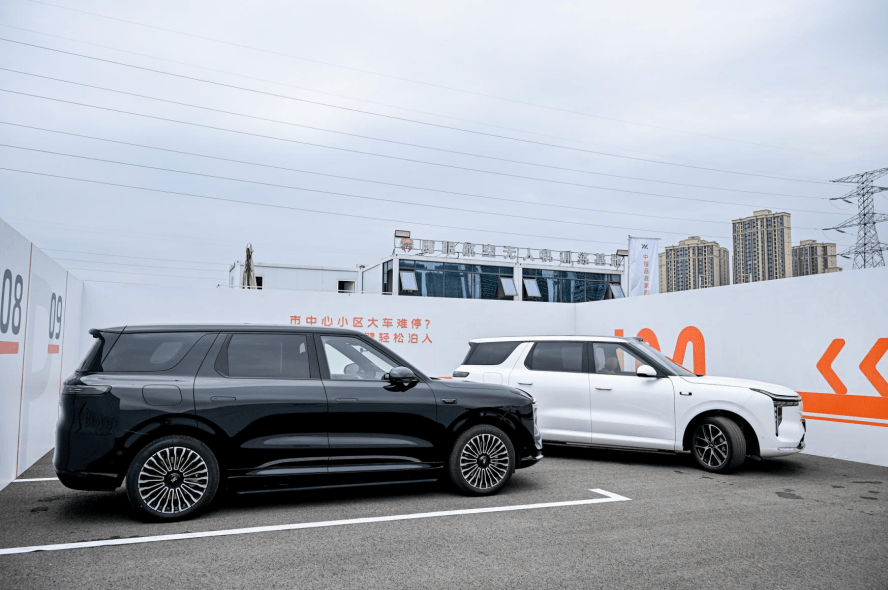 智己 LS8 深度试驾：以百万级驾控品质，定义 2026 最强 8 系旗舰_搜狐汽车_搜狐网