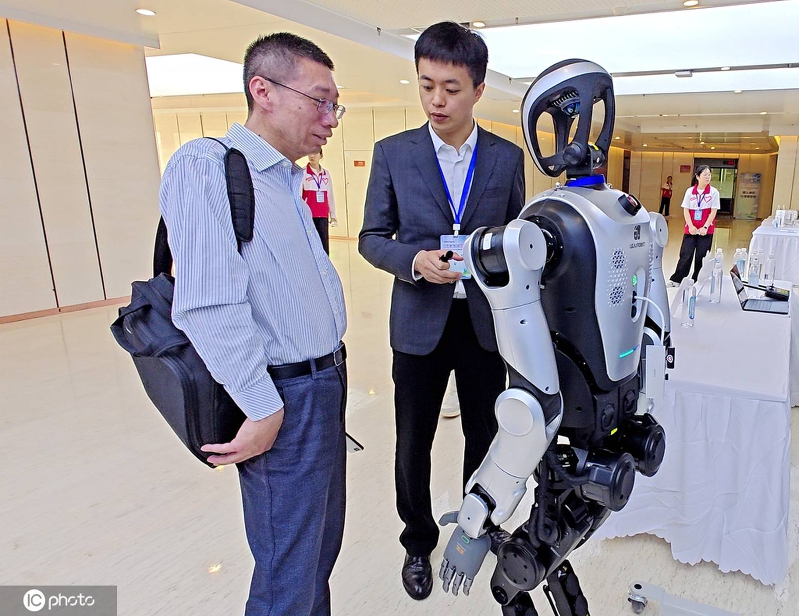 Bolent人形机器人化身“智能导览员”助阵招聘会