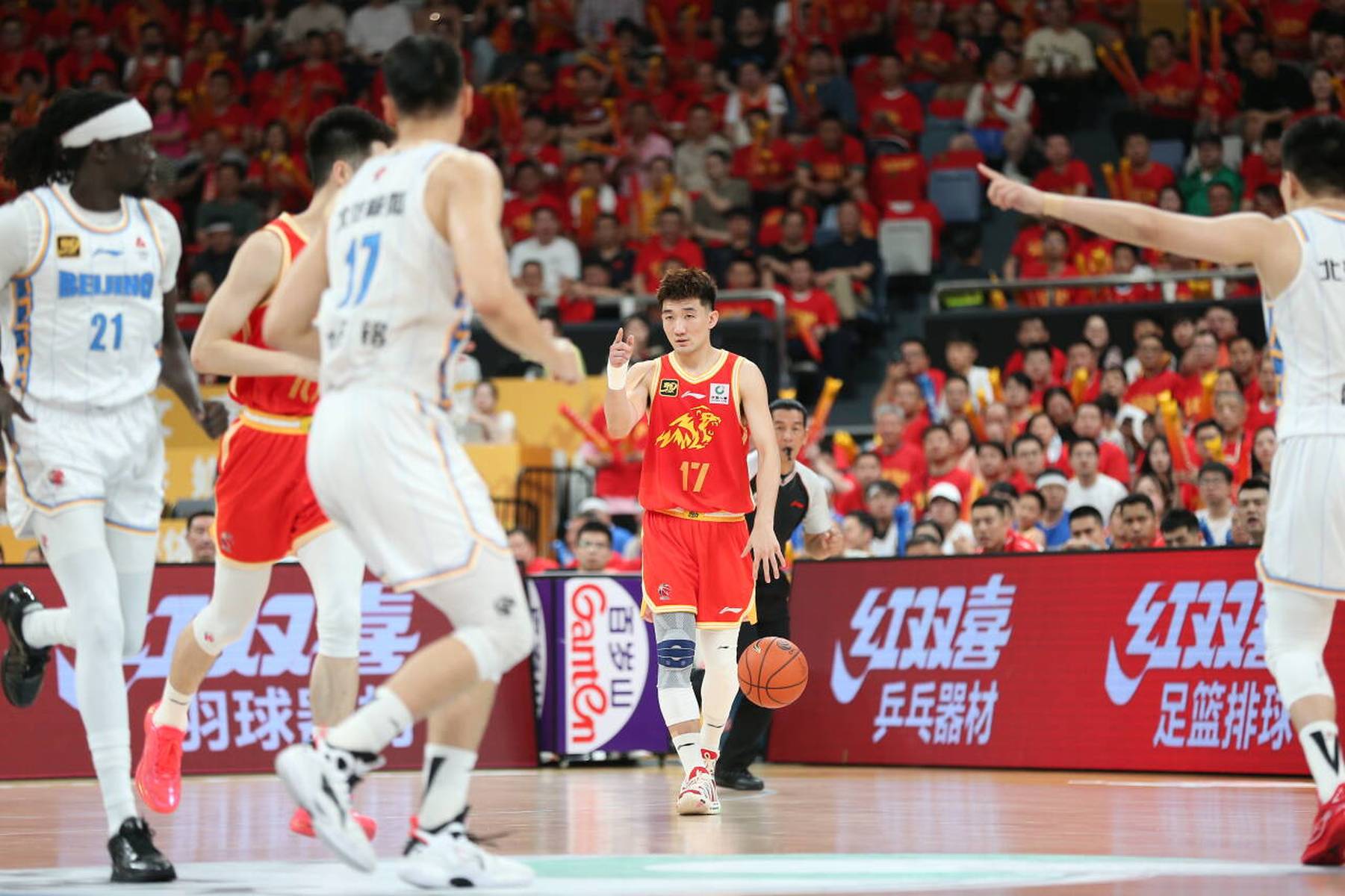 组图：CBA总决赛G5广厦VS北京 双方内线缠斗