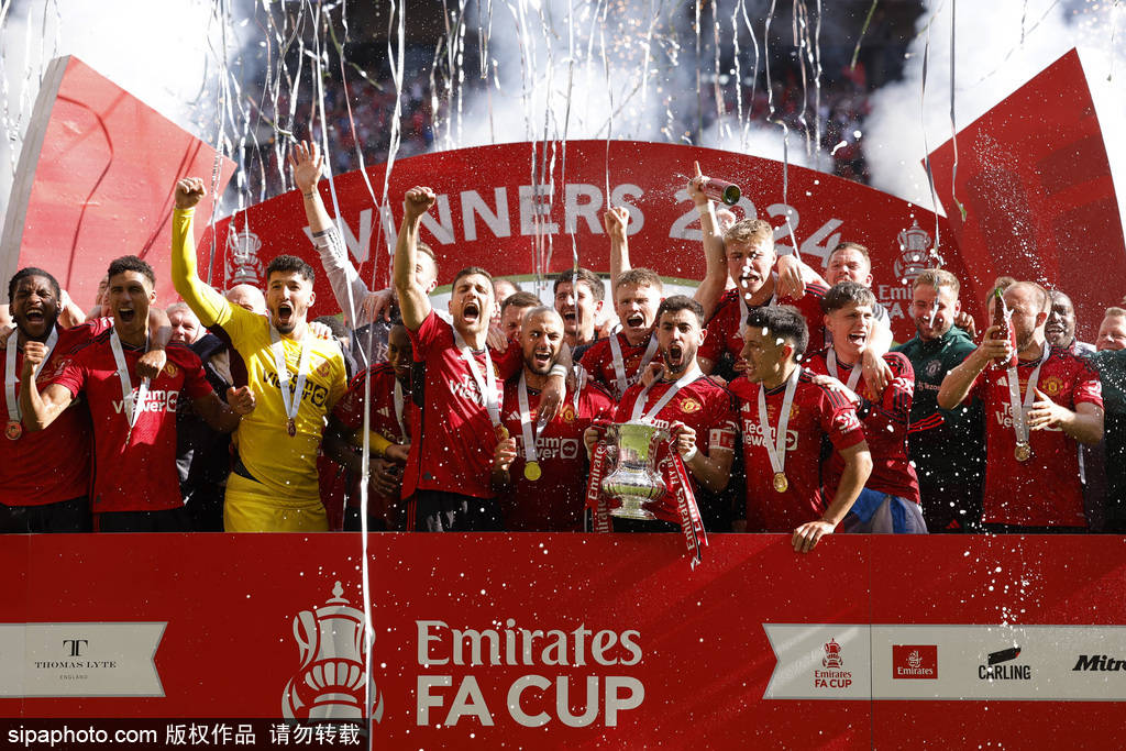 曼联复仇曼城时隔8年再夺足总杯 球员开心庆祝(图)-搜狐大视野-搜狐新闻