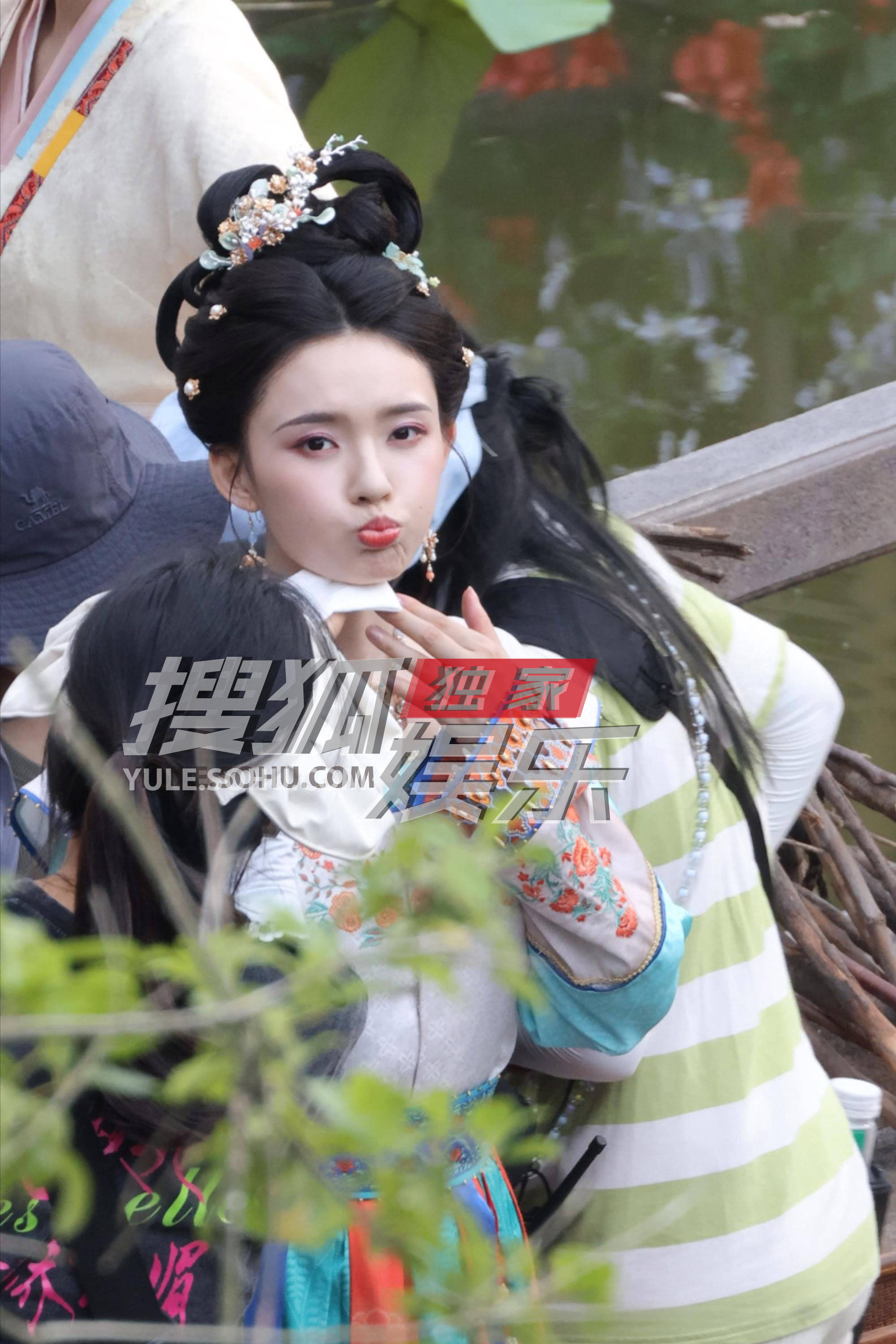 林允新剧盘发造型真端庄 休息时噘嘴瞪眼凶巴巴的 搜狐大视野 搜狐新闻