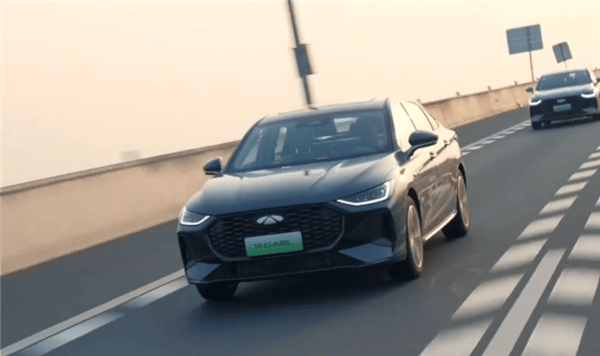 奇瑞CDM 5.0混动系统亮相，风云A8L满电满油续航破2300公里纪录！_搜狐汽车_搜狐网