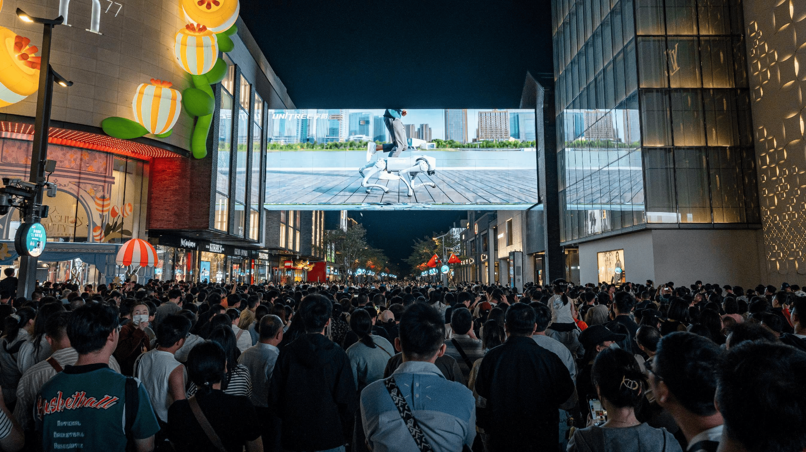 杭州湖滨银泰in77西子连廊LED（央晟传媒）_文化_品牌_广告