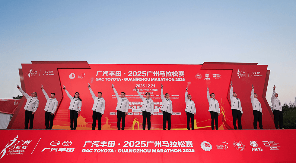 2025广马鸣枪开跑，20万级豪华纯电铂智7成“最美领航车”_搜狐汽车_搜狐网