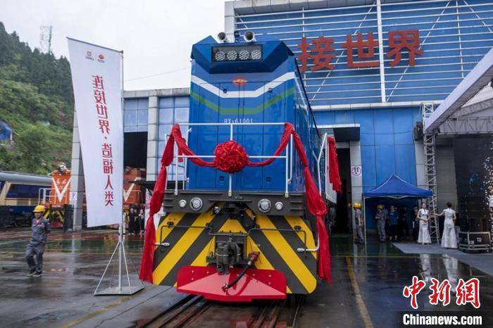 中国首批两台商品化大功率内电混合动力机车在四川资阳正式下线_搜狐汽车_搜狐网