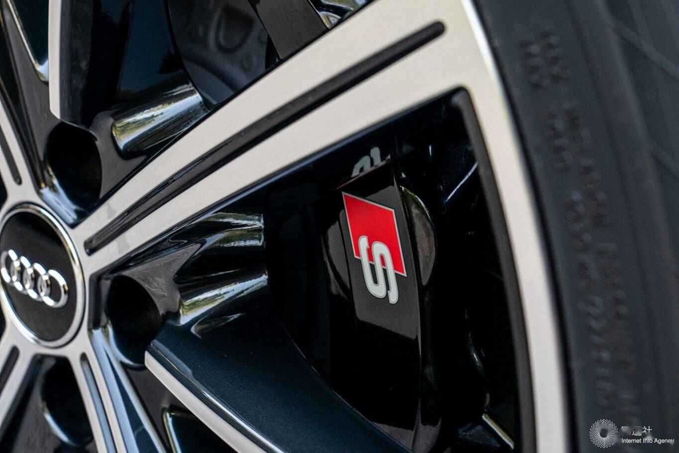 奥迪SQ7暗夜骑士版于1月12日上市 预售价117万元_搜狐汽车_搜狐网