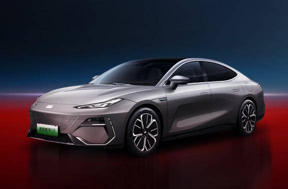 吉利银河E8正式上市，售价17.58万起，性能版续航达620km_搜狐汽车_搜狐网