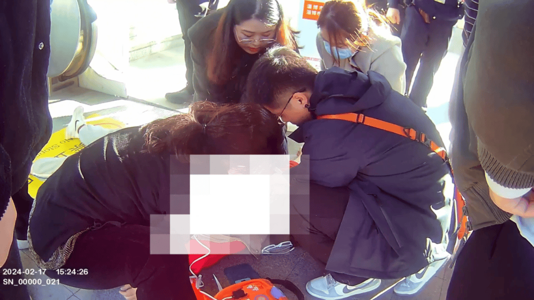 寻找最美救护员| CPR+AED+120 他们一起在火车站救人一命！_电话_人员_淄博